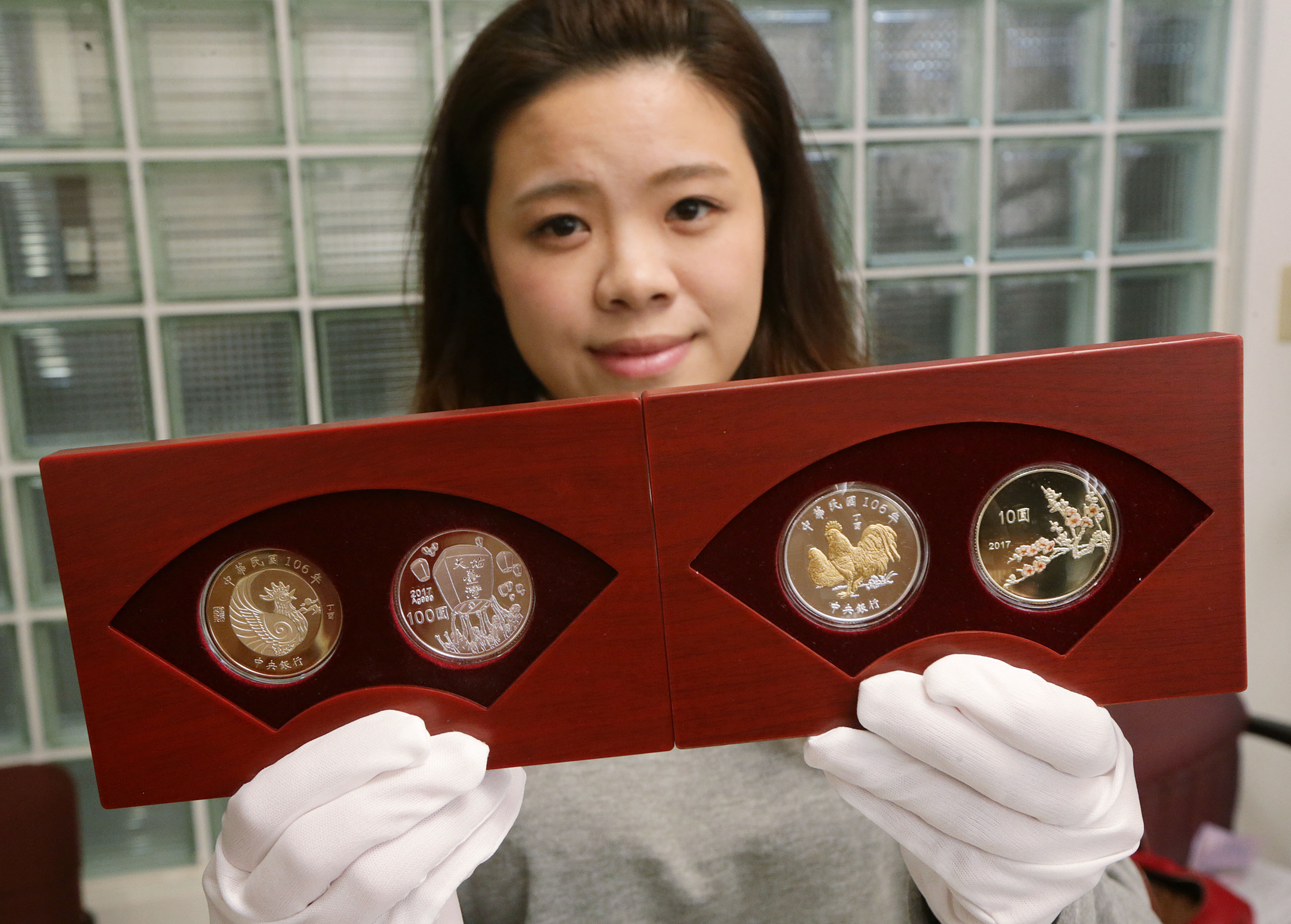 Year of the Rooster coins - Focus Taiwan
