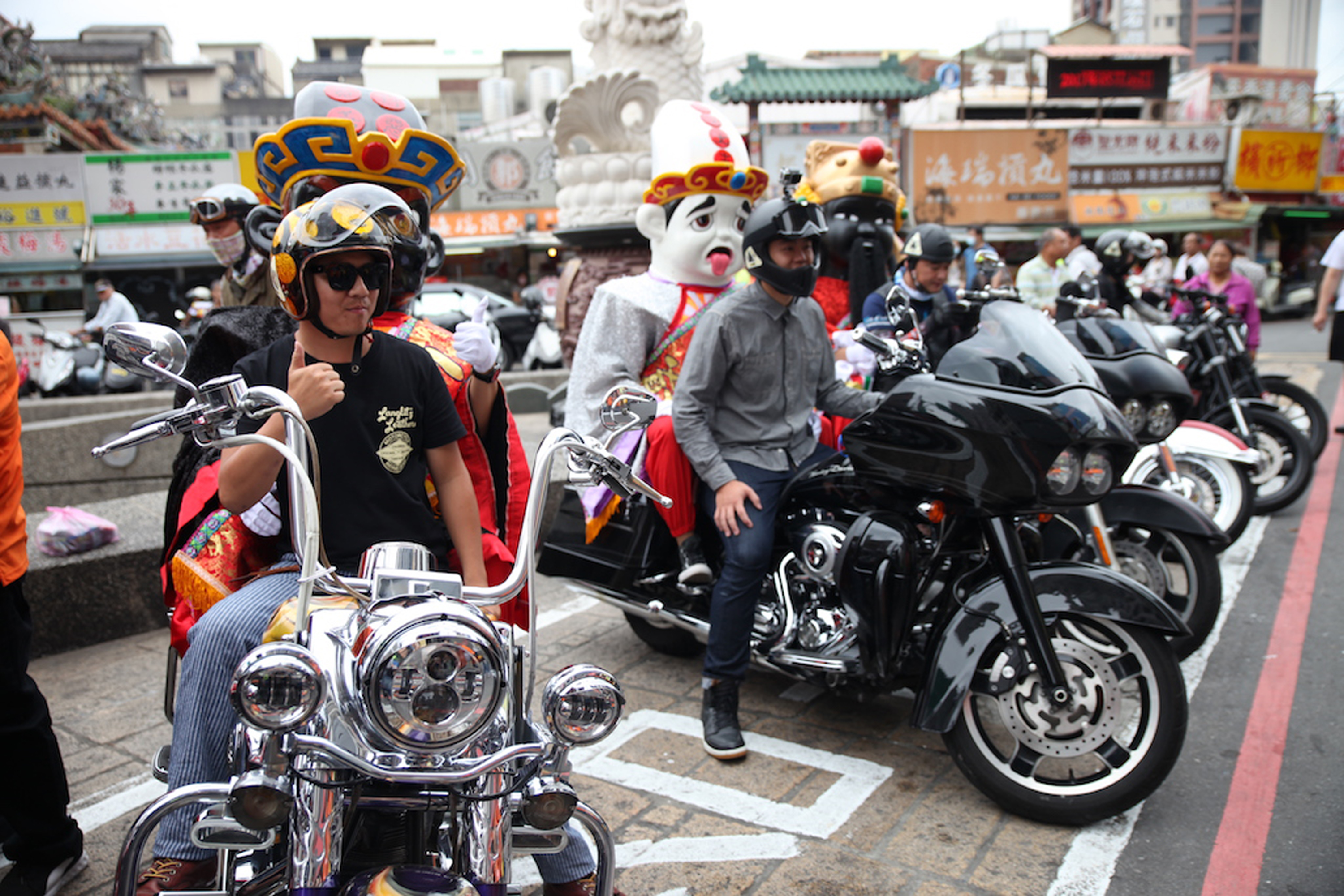 Deities on motorcycles - Focus Taiwan