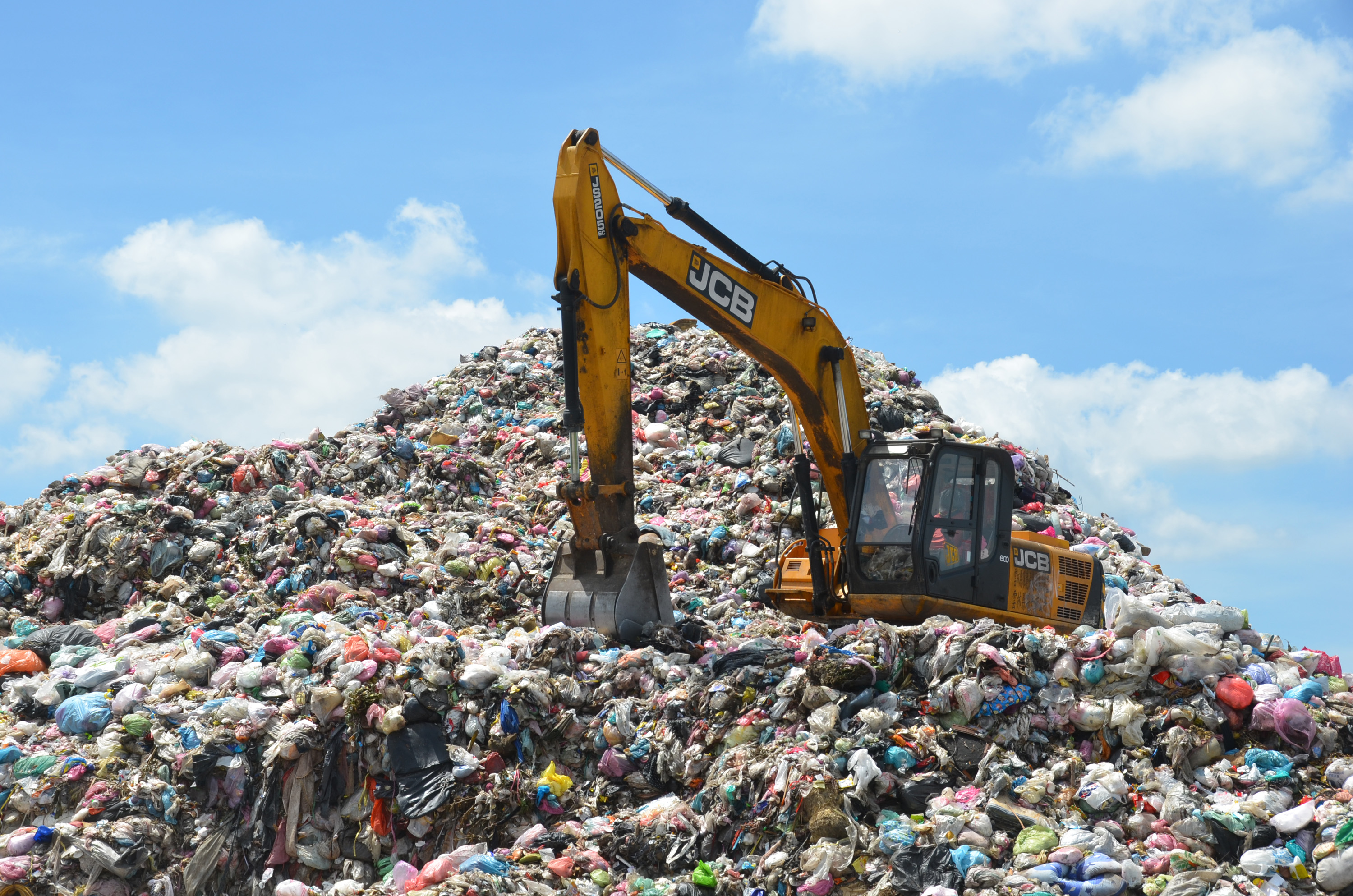 Trash mound - Focus Taiwan
