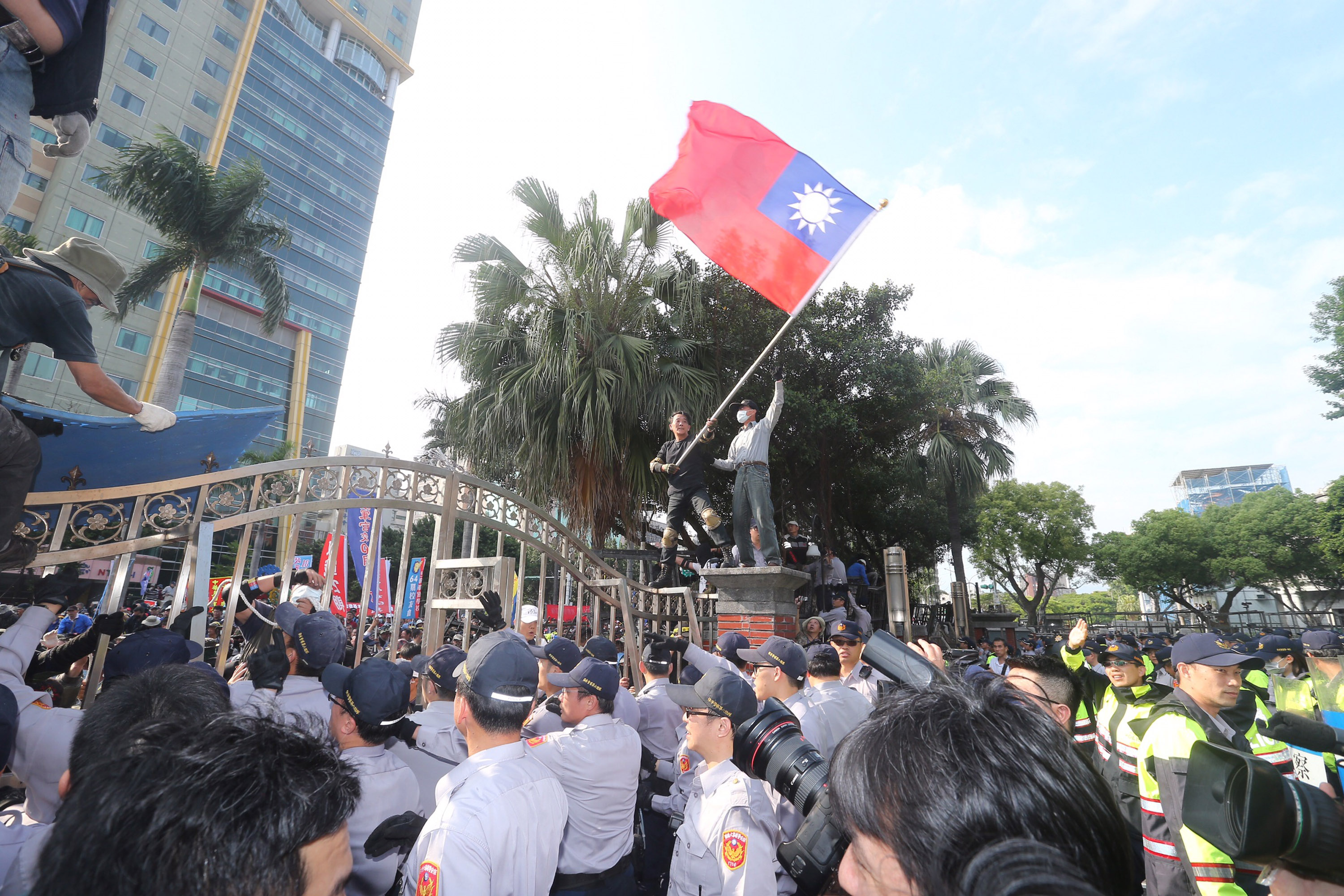 Flag-waving protest - Focus Taiwan