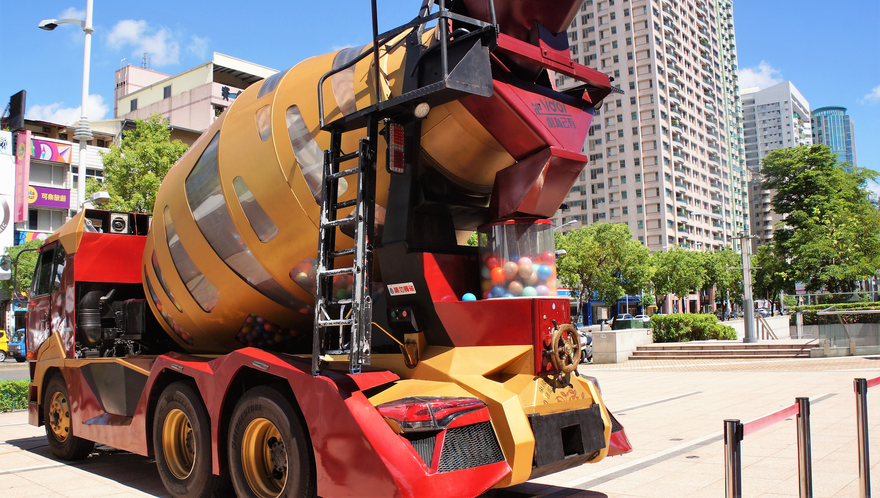 Giant capsule toy machine - Focus Taiwan