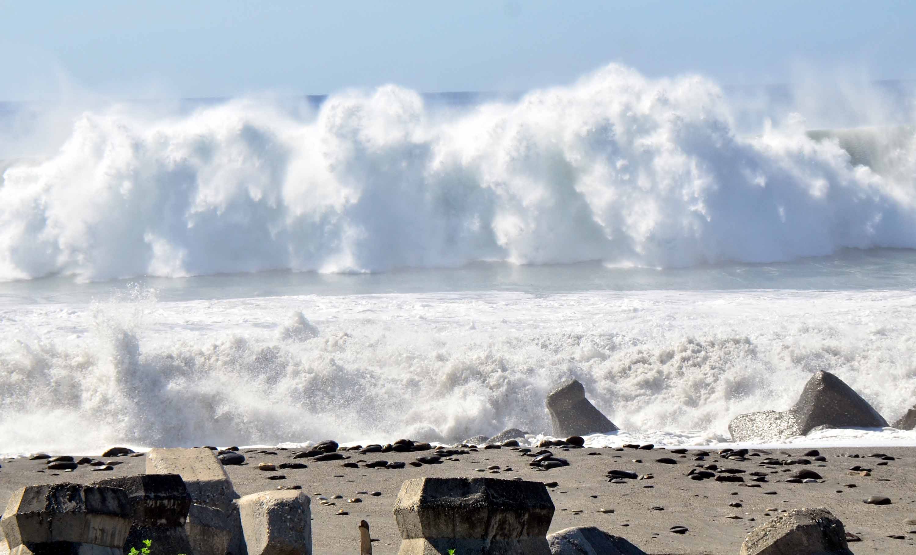 Wave slam in Taitung - Focus Taiwan