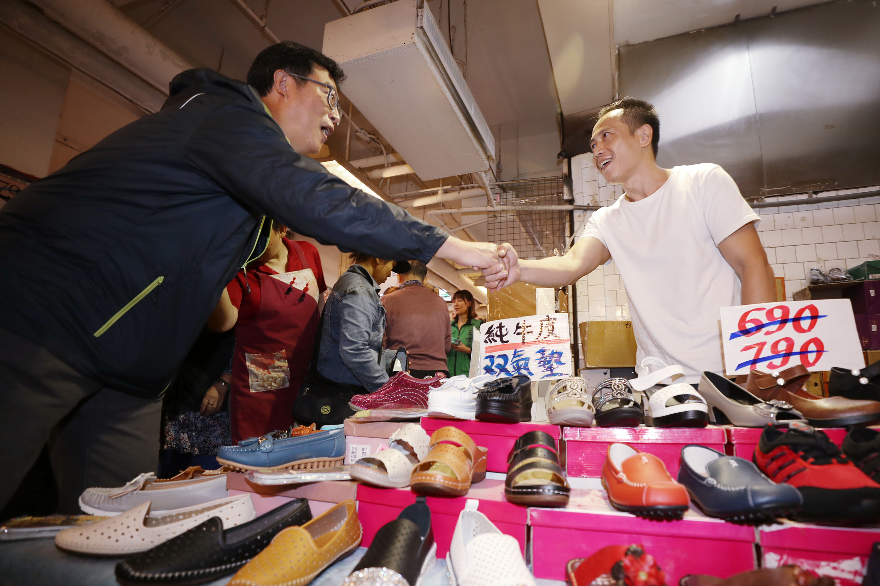 Campaign handshake - Focus Taiwan