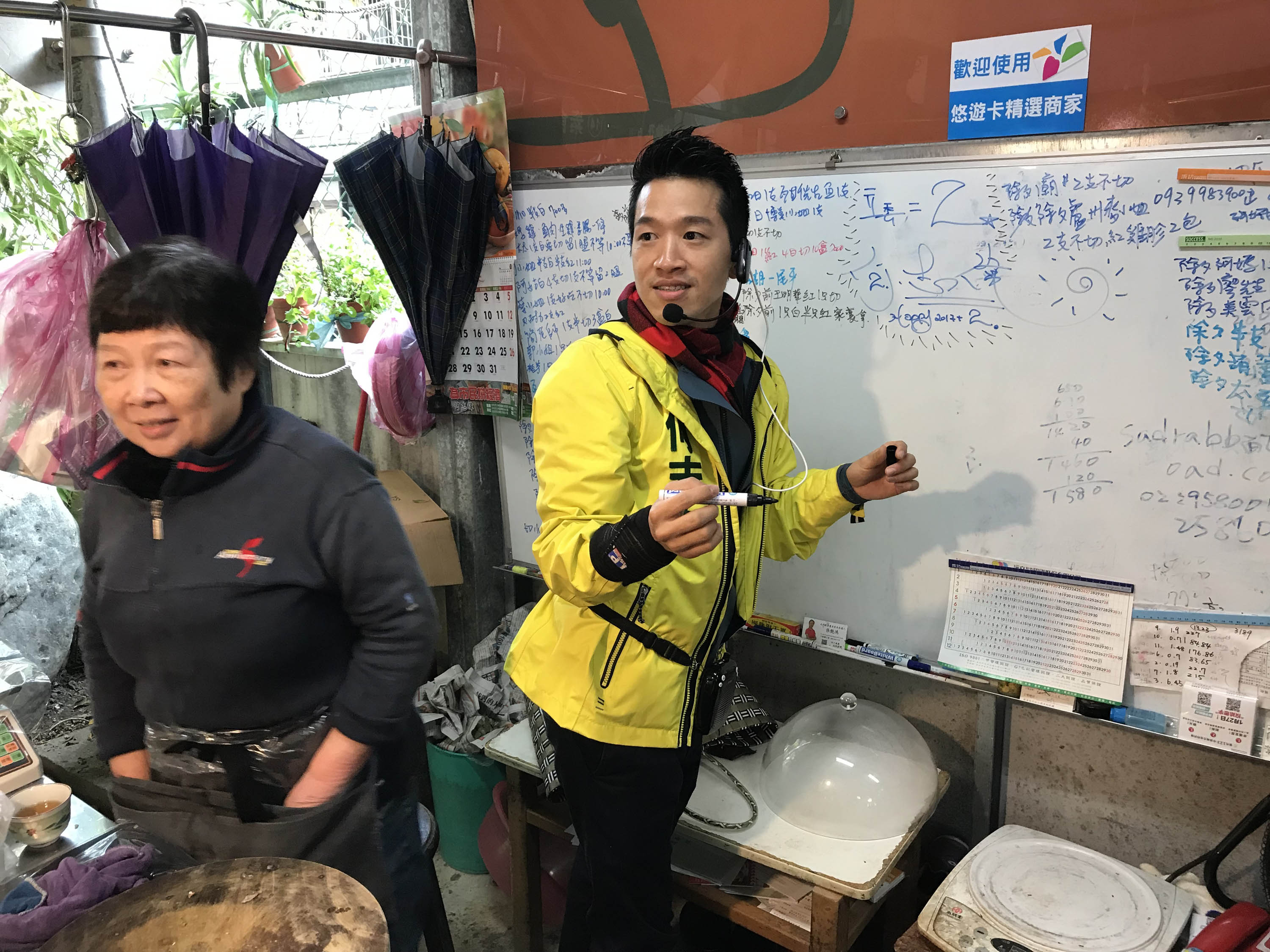 Signing autographs - Focus Taiwan