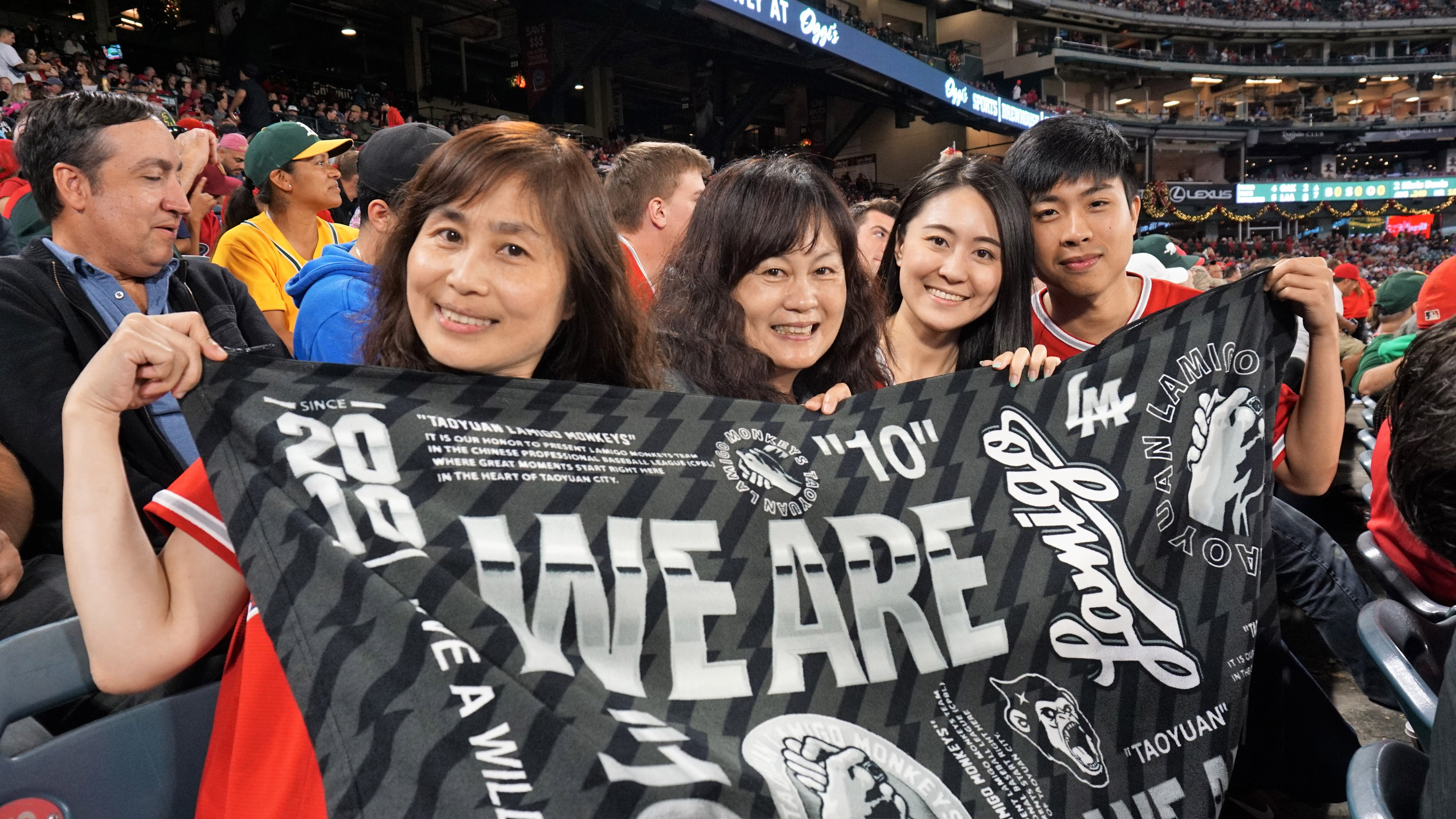 Cheering fans in Los Angeles - Focus Taiwan