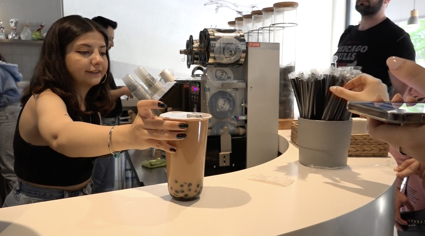 Serving bubble tea in Istanbul - Focus Taiwan