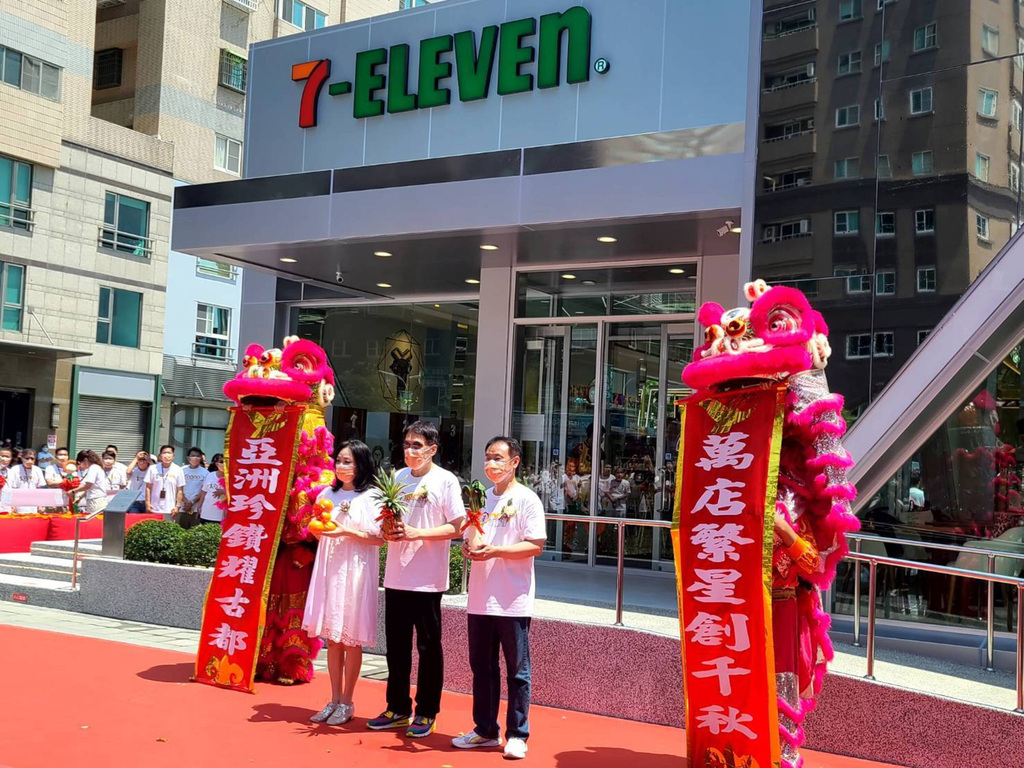 Landmark 7-Eleven opening - Focus Taiwan