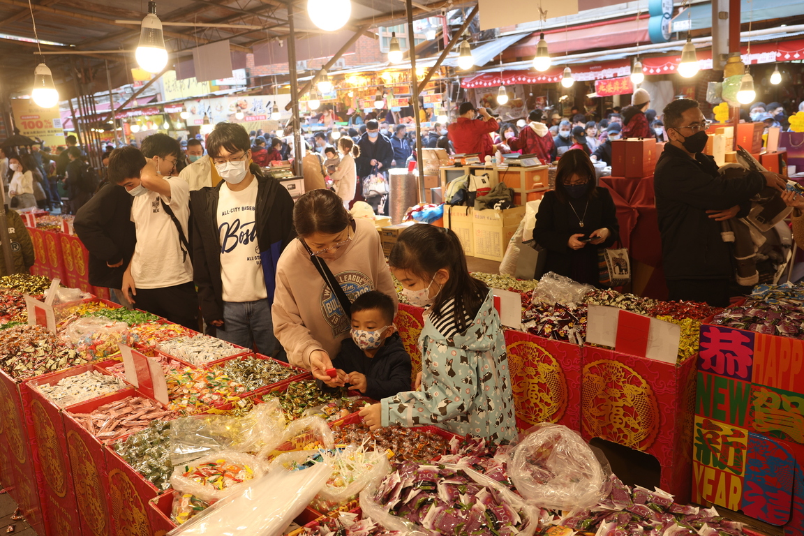 Picking LNY snacks - Focus Taiwan