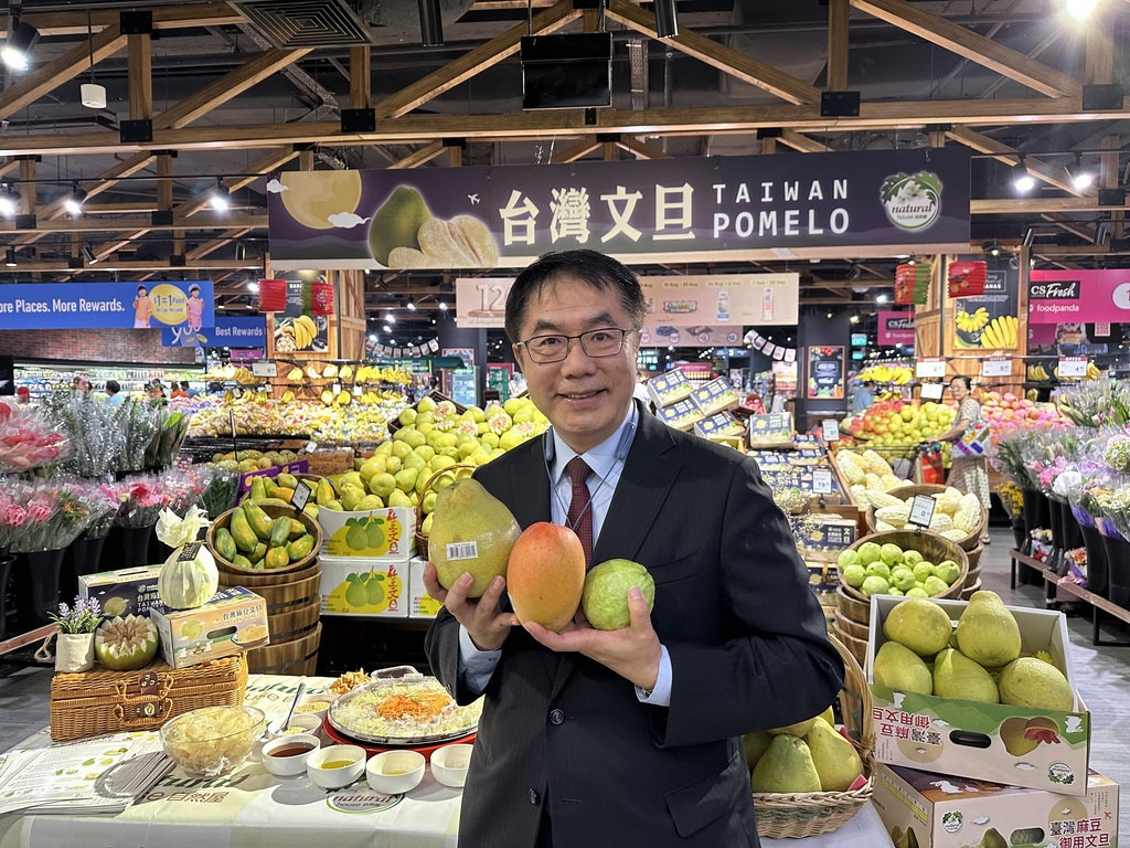 GPGT - Tainan Mayor Huang Wei-che holds a pomelo, a guava and a mango ...