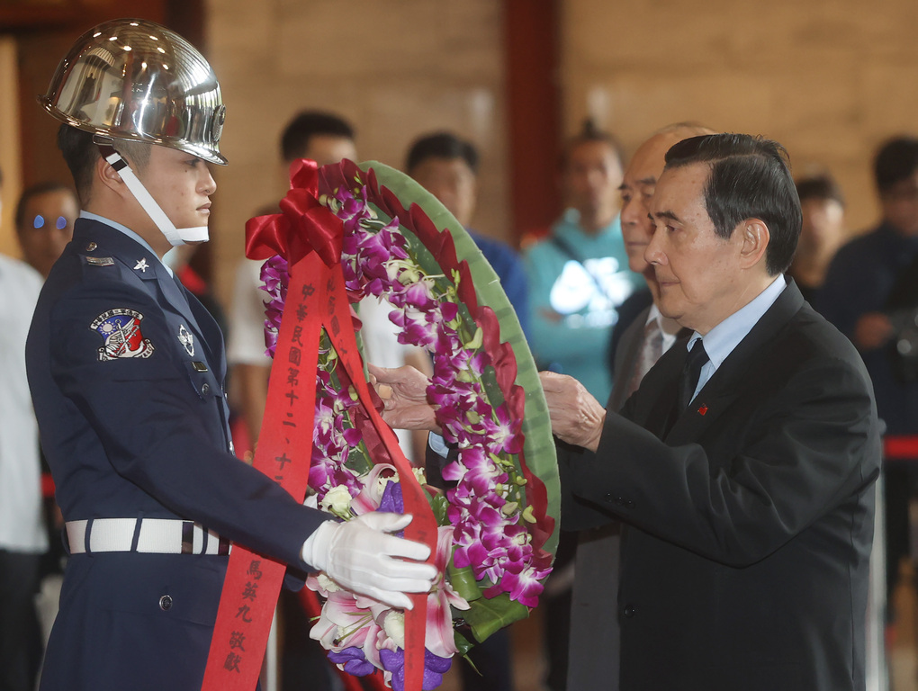 Flowers for ROC founding father - Focus Taiwan