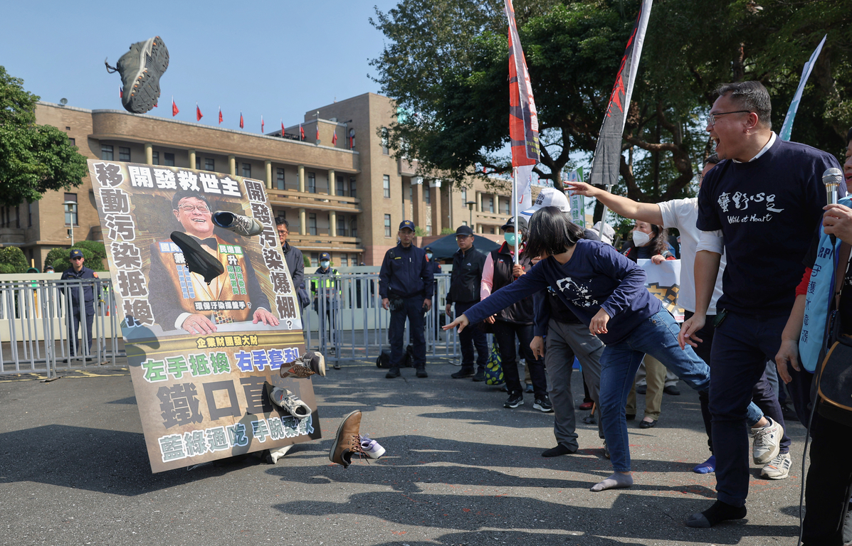 Shoe-throwing protest - Focus Taiwan