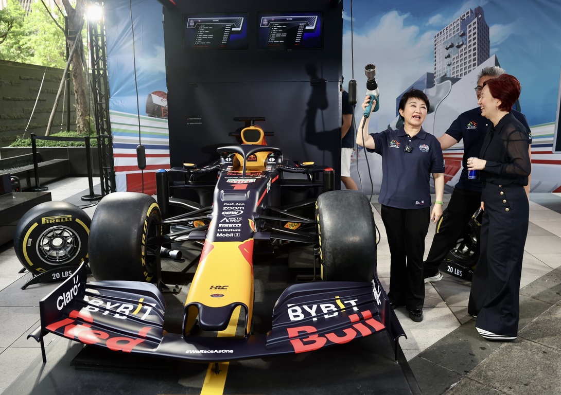Changing F1 tire? Easy! - Focus Taiwan