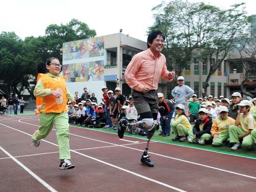 Japanese legless runner encourages Taiwanese pupils - Focus Taiwan