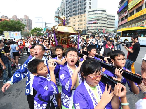 Taipei's hot spring season begins with street parade - Focus Taiwan