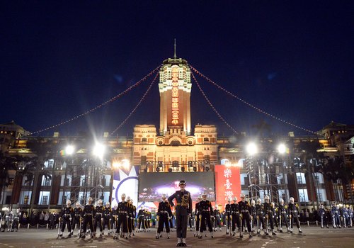 Hundreds welcome New Year at flag-raising ceremony in Taipei - Focus Taiwan