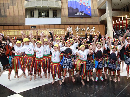 Indigenous children surprise travelers with flash mob - Focus Taiwan