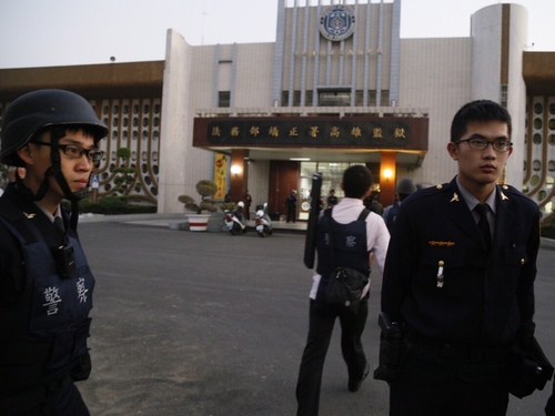 Kaohsiung Prison inmates reportedly take vice warden, others hostage ...