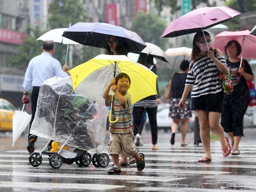 Weather front brings heavy rain to Taiwan - Focus Taiwan