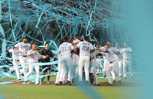 Lamigo downs Brother 11-0 to snatch 2015 CPBL championship - Focus Taiwan