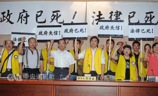 Taxi drivers berate government for failing to revoke Uber's license ...