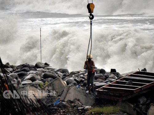 1,000 households suffer power outages as typhoon hits outlying Lanyu ...
