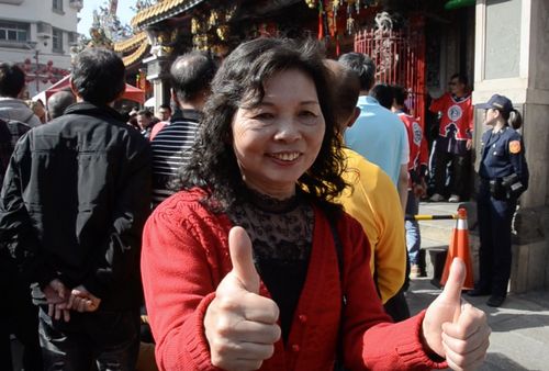 Woman waits 2 hours to get New Year red envelope from president - Focus ...