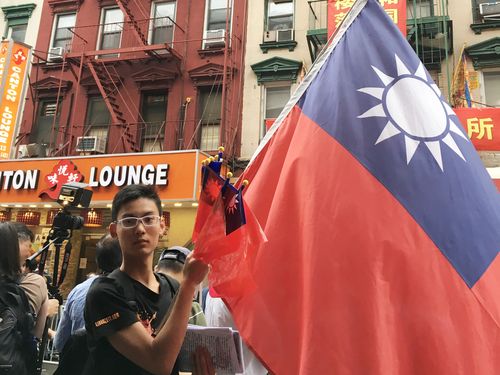 Man carrying ROC flag protests NYC group's shift in loyalty - Focus Taiwan