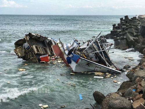 Fishing boat shattered in half off New Taipei; 1 injured - Focus Taiwan