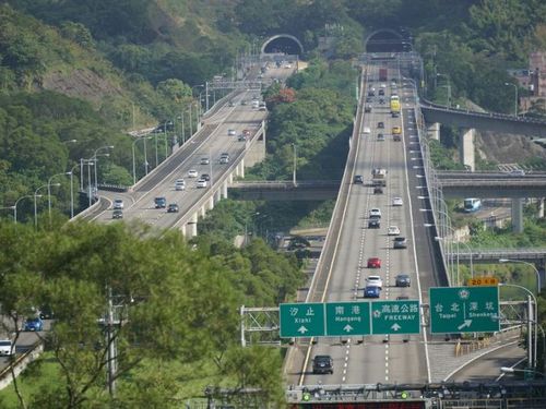 New traffic controls on Freeway No.5 unveiled for Mid-Autumn Festival ...