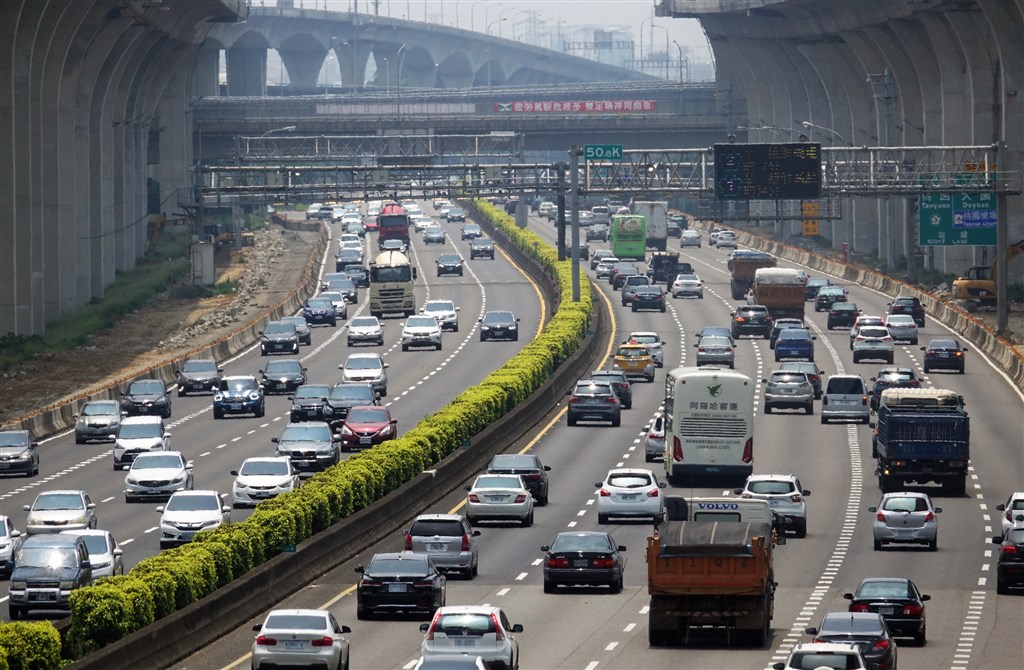 Moderate traffic, crowds reported in northern Taiwan during holiday ...