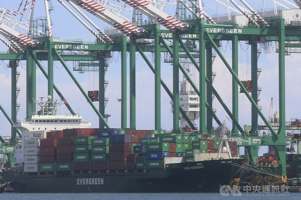 Containers fall from Evergreen Marine vessel in rough seas - Focus Taiwan