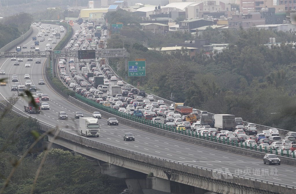 Heavy traffic seen on Taiwan's freeways at start of long weekend ...