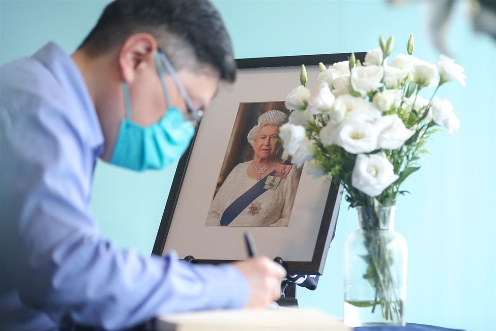 British office opens condolence book for people to honor queen - Focus ...