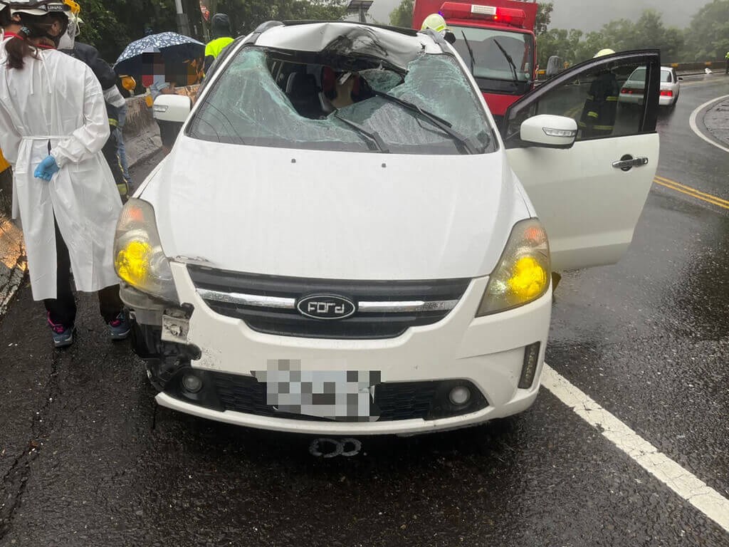 Falling rock on Suhua Highway causes injuries, vehicle damage - Focus ...