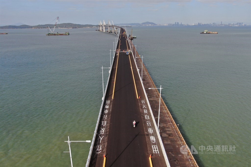 After 3 decades of stops and starts, Kinmen Bridge opens to traffic ...