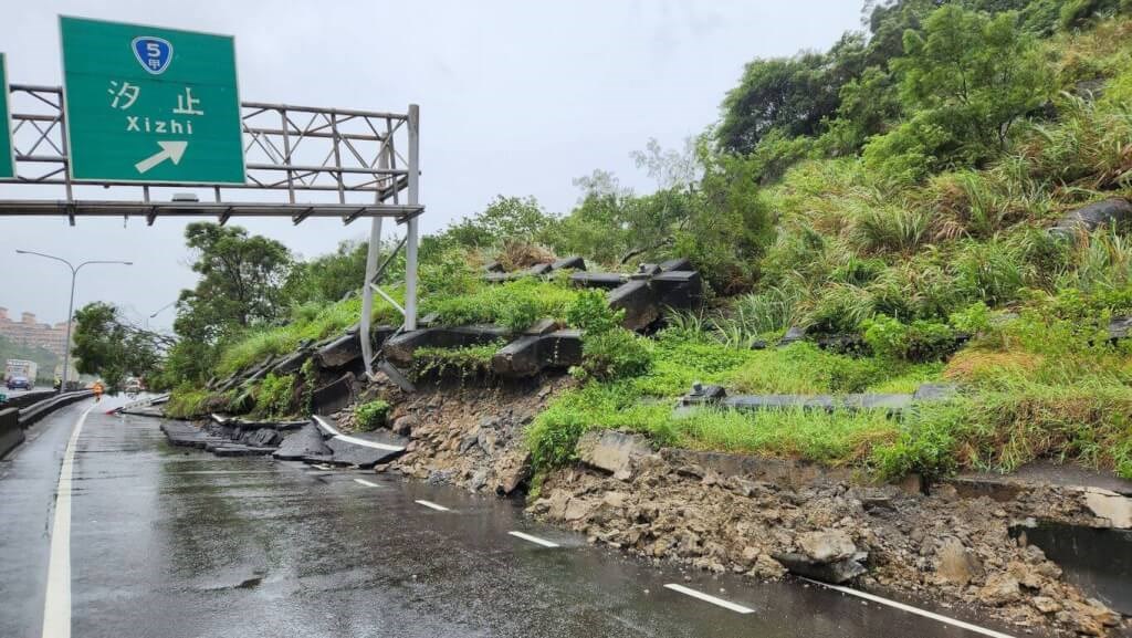 Northern section of Freeway No. 1 reopens after landslide - Focus Taiwan