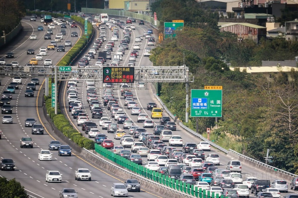 Multiple traffic surges reported on Taiwan's freeways - Focus Taiwan