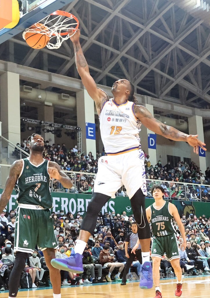 Late fight steals the show of Leopards' winning record, 12 ejections ...