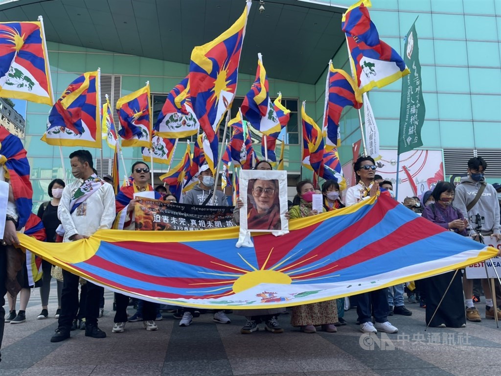 Freed Taiwan activist attends free Tibet parade in Taipei - Focus Taiwan