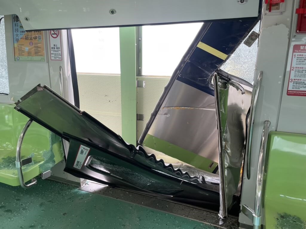 1 dead, 8 injured after crane boom collapses on MRT in Taichung (update) - Focus Taiwan