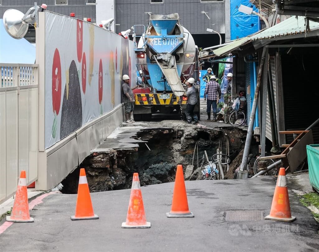 Huge sinkhole caused by construction site appears in Taipei - Focus Taiwan