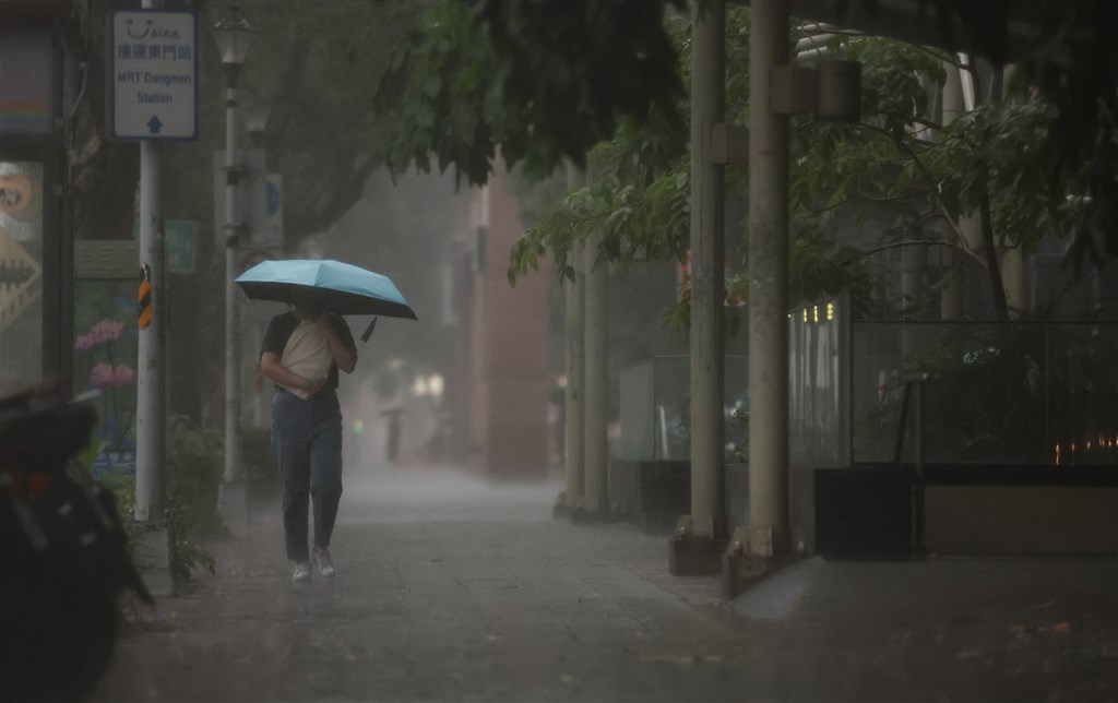 Floods seen across northern, southern Taiwan after heavy afternoon ...