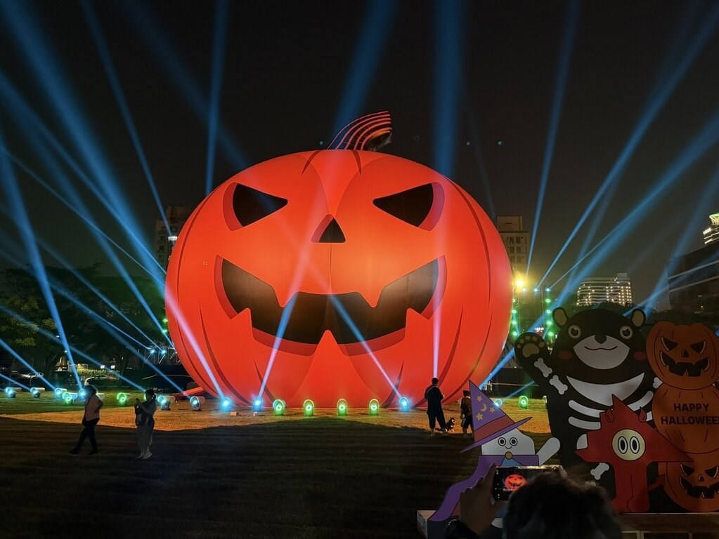 Kaohsiung unveils giant pumpkin lantern ahead of Halloween - Focus Taiwan