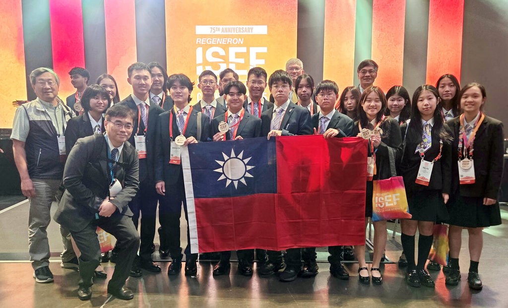Taiwanese students win six awards at American science fair - Focus Taiwan