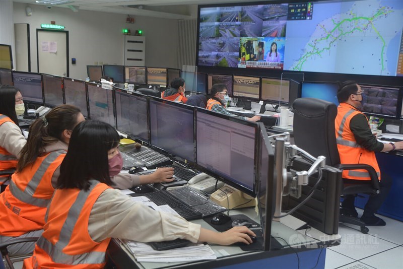 Traffic spikes seen on Taiwan's freeways as holiday starts - Focus Taiwan