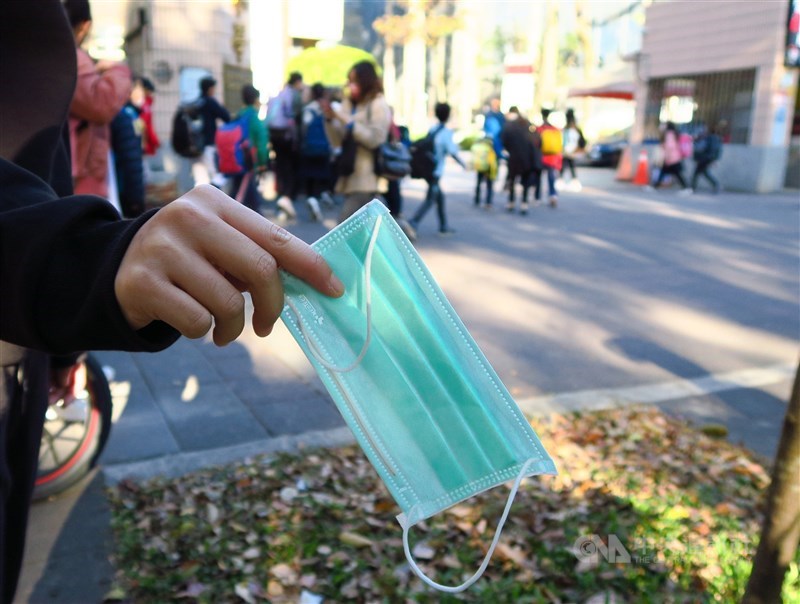 Mask-wearing persists despite lifting of Taiwan's on-campus mandate ...