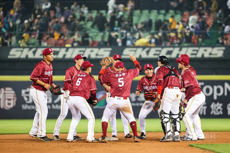 Pinch-hit homer powers Monkeys past Brothers in CPBL season opener - Focus Taiwan