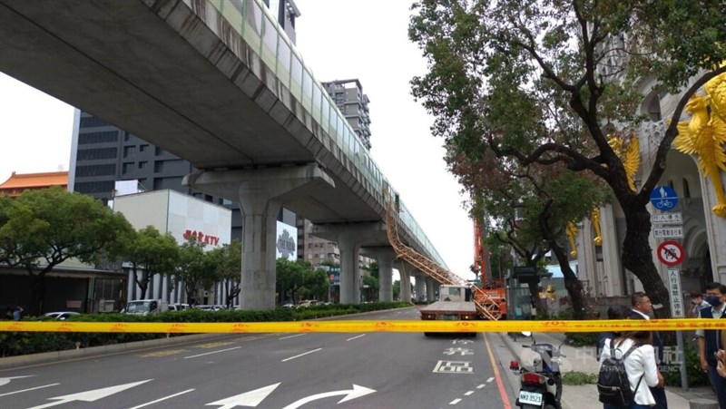 1 dead, 8 injured after crane boom collapses on MRT in Taichung (update) - Focus Taiwan