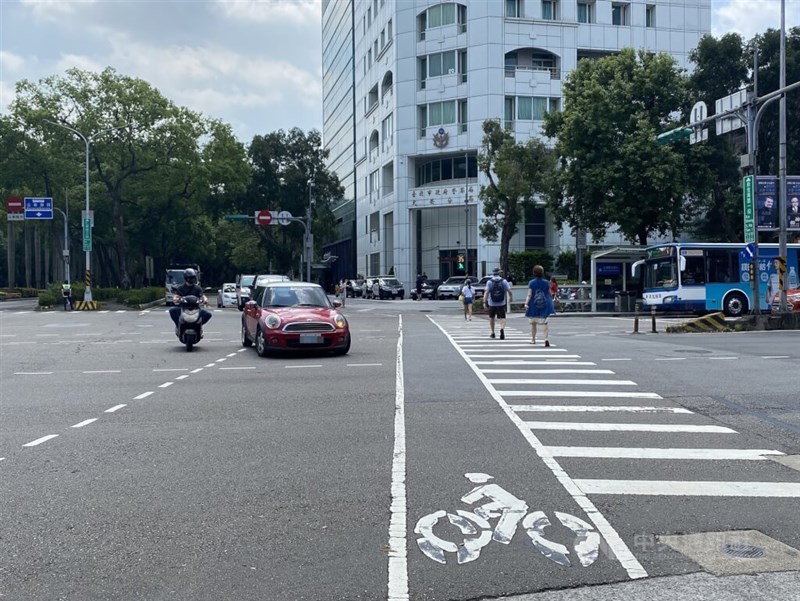 Taiwan maintains 3-meter rule for motorists on crosswalks - Focus Taiwan