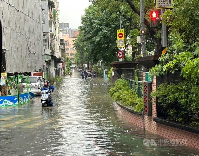 Heavy rain causes flooding, damage in New Taipei - Focus Taiwan